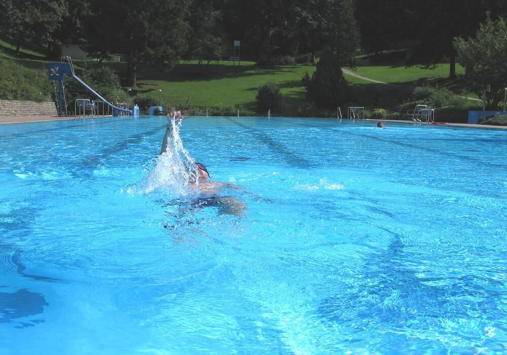 Das Eninger Freibad startet morgen mit kürzeren Öffnungszeiten ...