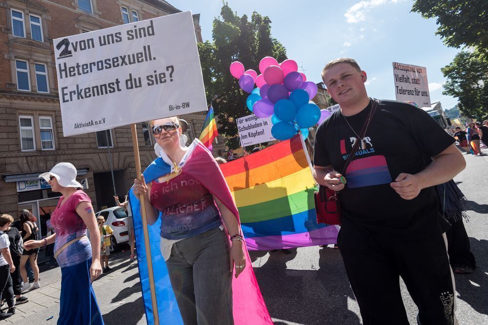 Tausende feiern bei CSD-Parade in Stuttgart - Weltspiegel - Reutlinger ...