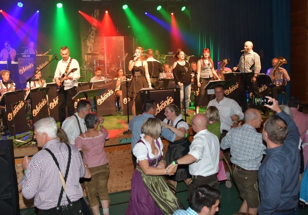 Ohmenhausen feiert Dirndl-Party - Reutlingen - Reutlinger General ...