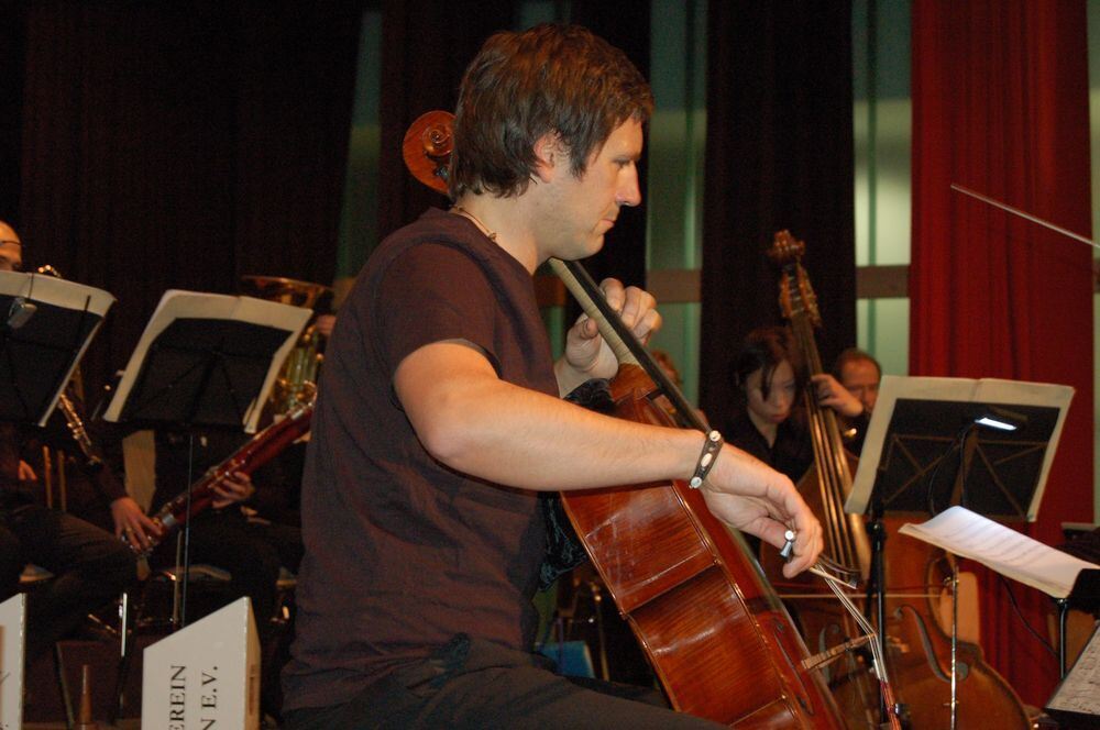 Cello-Töne klingen bei der Blasmusik - Kreis Tübingen - Reutlinger ...