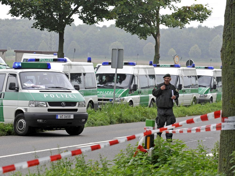 Frau findet Hose des verschwundenen Mirco auf Parkplatz - Weltspiegel ...