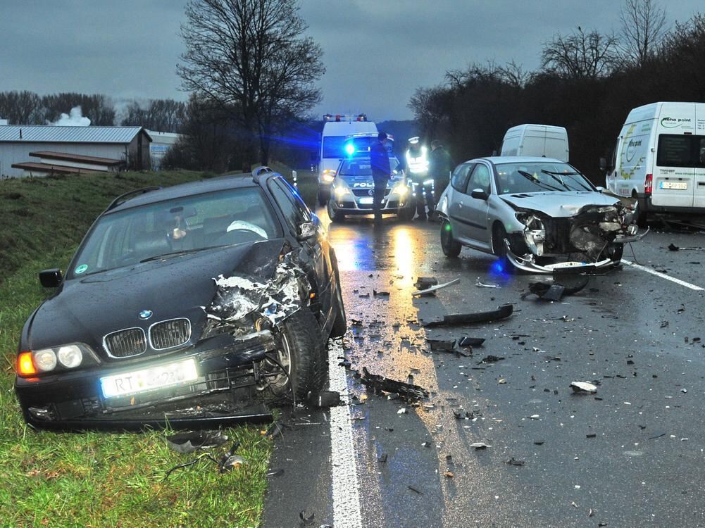 Mehrere Verletzte bei Unfall auf der B 27 bei Ofterdingen - Kreis Tübingen - Reutlinger General ...