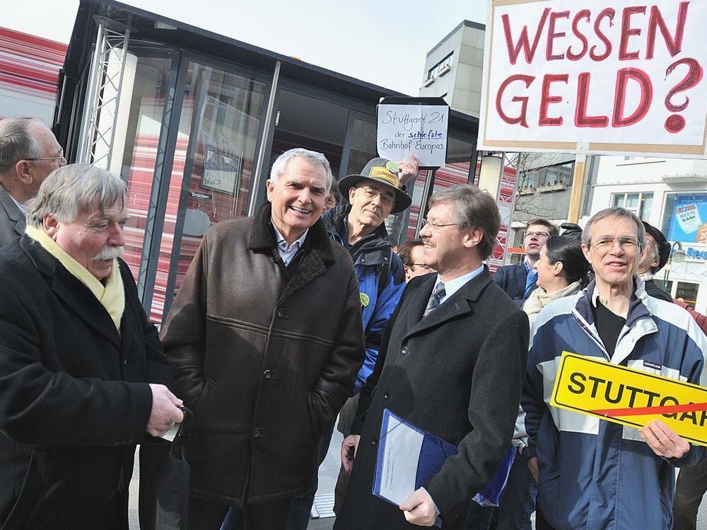 Drinnen Monitore, draußen Protest - Reutlingen - Reutlinger General ...
