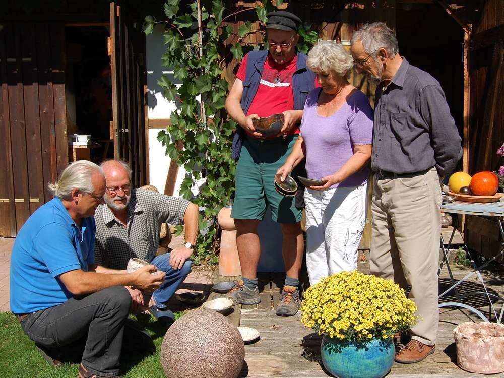 Großformatige Kunst zwischen Trollen im Garten - Über die Alb ...