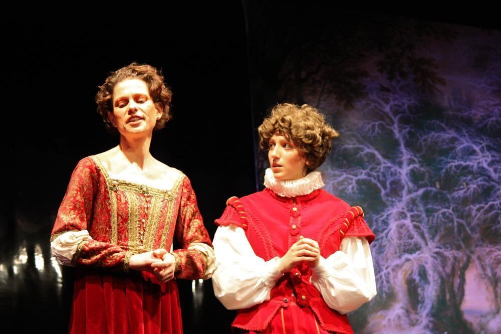 Ein Karussell schillernder Figuren - Neckar + Erms - Reutlinger General ...