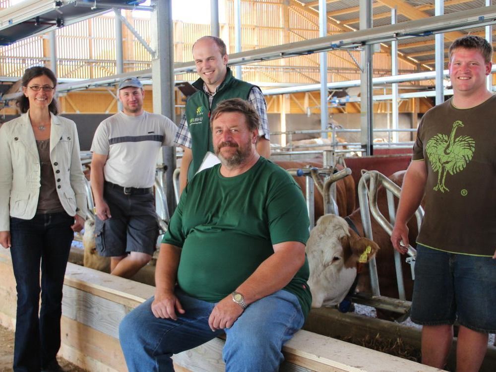 Gläserne Produktion: Robby melkt mit Engelsgeduld - Über die Alb ...