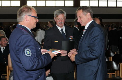 Kreisbrandmeisters Karl Hermann verabschiedet - Bilder - Reutlinger ...