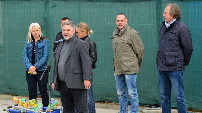 Erst die Reden, dann die Süßis beim Richtfest - Neckar + Erms ...