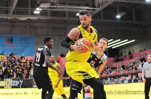 Enosch Wolf bleibt: Kapitän der Tigers Tübingen verlängert Vertrag ...