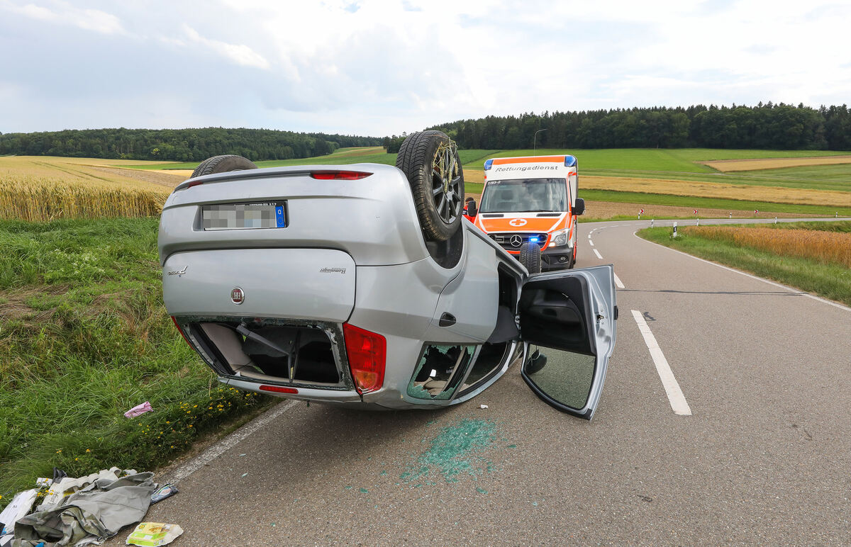 Auto kommt auf der Alb von der Fahrbahn ab und landet auf dem Dach - Blaulicht-News - Reutlinger ...