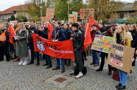 Studenten demonstrieren in Tübingen für mehr Geld für Hochschulen ...