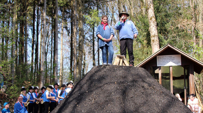 Köhlerei auf der Schwäbischen Alb - Zeitung macht Schule - Reutlinger ...