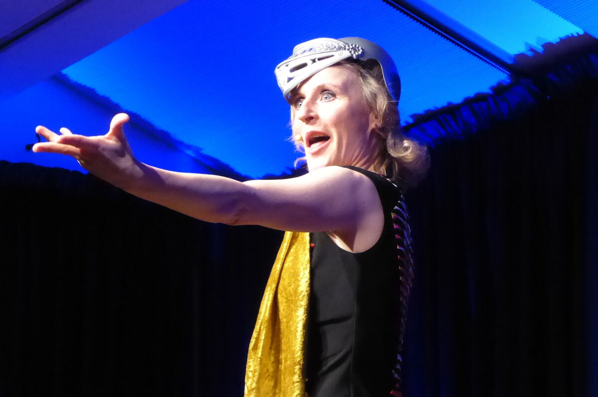 Mit der Kölner Kabarettistin Maria Vollmer in den Frauentag ...