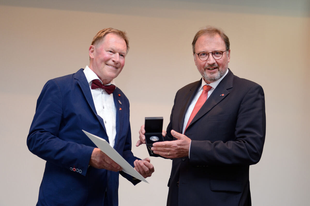 Jürgen Hirning aus Gomaringen erhält die Staufermedaille - Kreis ...