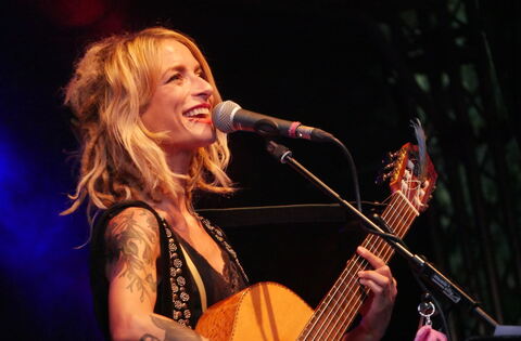 Sarah Lesch auf der Sudhaus-Waldbühne - Kultur regional - Reutlinger ...