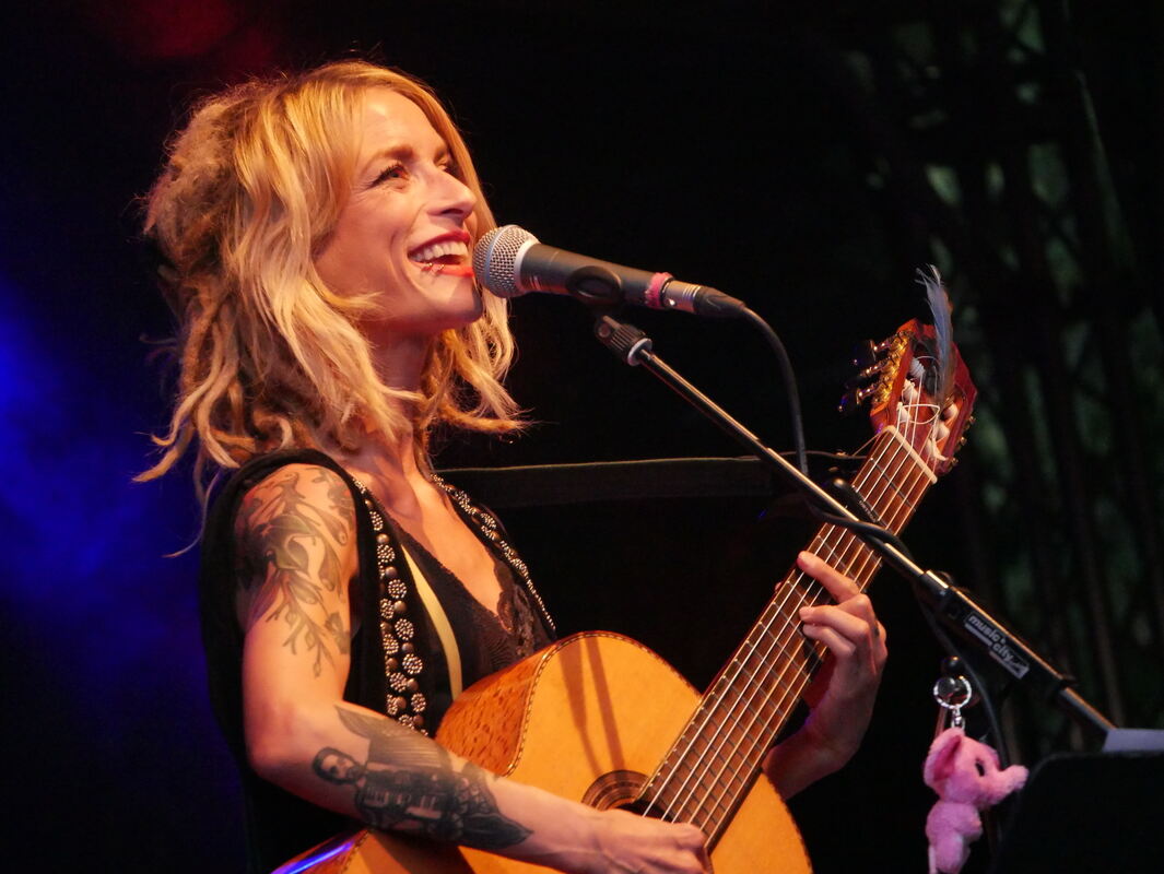 Sarah Lesch auf der Sudhaus-Waldbühne - Kultur regional - Reutlinger ...