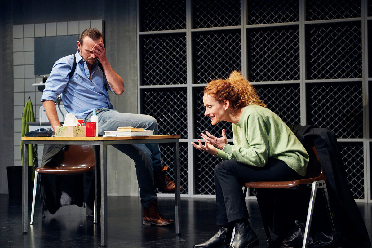 "Heilig Abend" in Stuttgart: Warten auf den Knall - Kultur regional ...