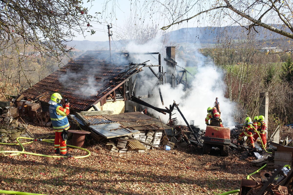 Feuerwehreinsatz: Gartenhaus bei Metzingen abgebrannt - Blaulicht-News ...