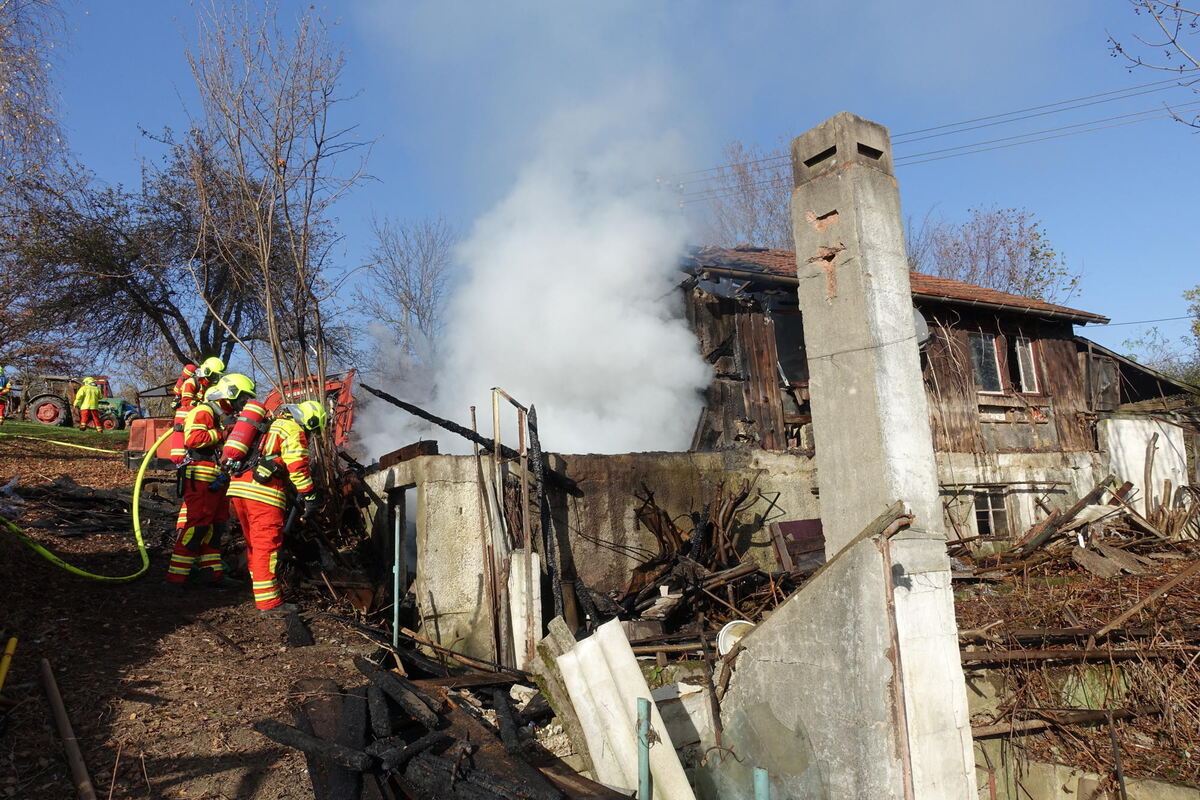 Feuerwehreinsatz: Gartenhaus bei Metzingen abgebrannt - Blaulicht-News ...