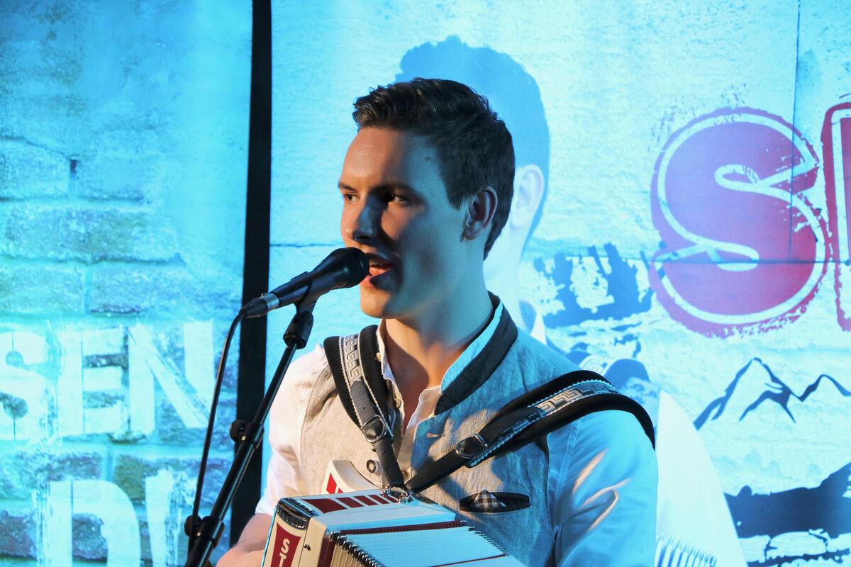 Wie der aufstrebende Volksmusiker Simon Wild aus Gniebel trotz Corona ...