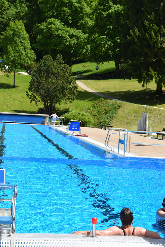 Ein Traum für Schwimmer: Auch das Eninger Freibad ist wieder geöffnet ...