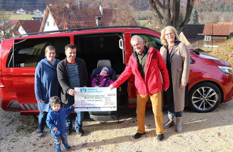 Kulturforum Metzingen überreicht Spende an behinderte Ella Dreher ...