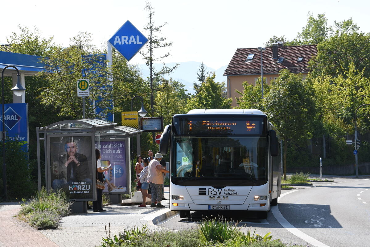 Reutlingens Bushaltestellen: Immer mehr angenehme Einstiege und Extras ...