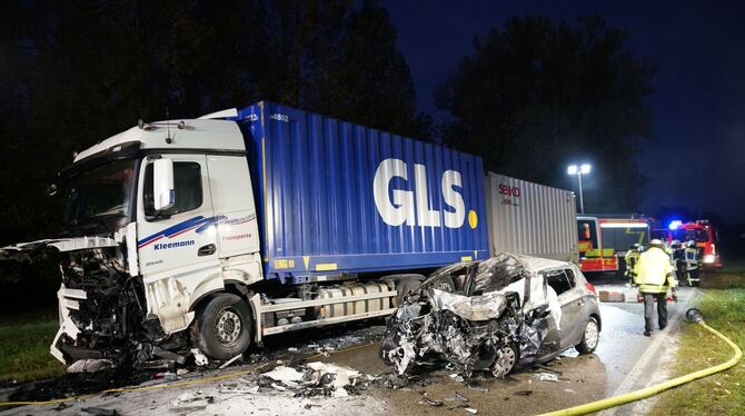 Tödlicher Verkehrsunfall: Auto geht nach Frontalcrash in Flammen auf - Blaulicht-News ...