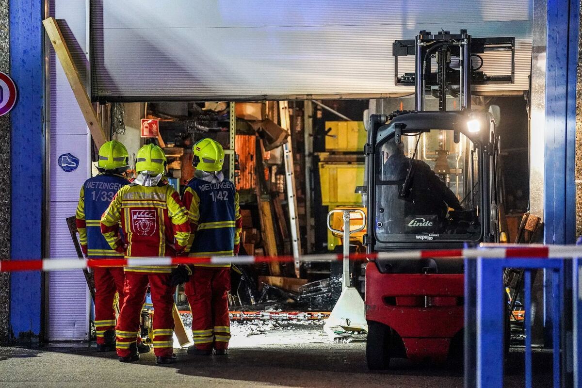 Metzinger Feuerwehr bekämpft Brand in Firmengebäude - Bilder ...