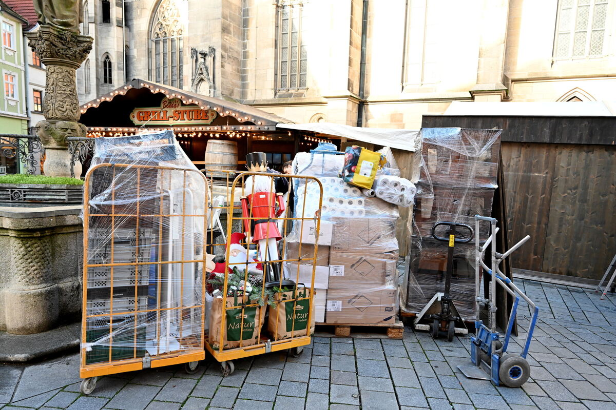 Aufbau des Reutlinger Weihnachtsmarkts hat begonnen - Reutlingen ...