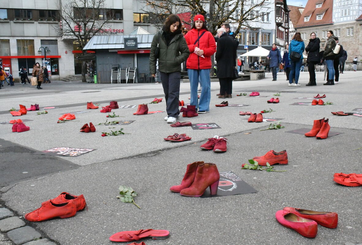 Gewalt auch in Reutlinger Familien: Zeichen auf dem Marktplatz gesetzt ...