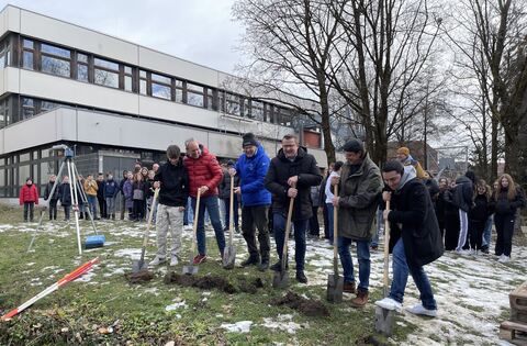 Spatenstich fürs Bewegungsspielfeld in Pfullingen: Schüler übergeben 15 ...