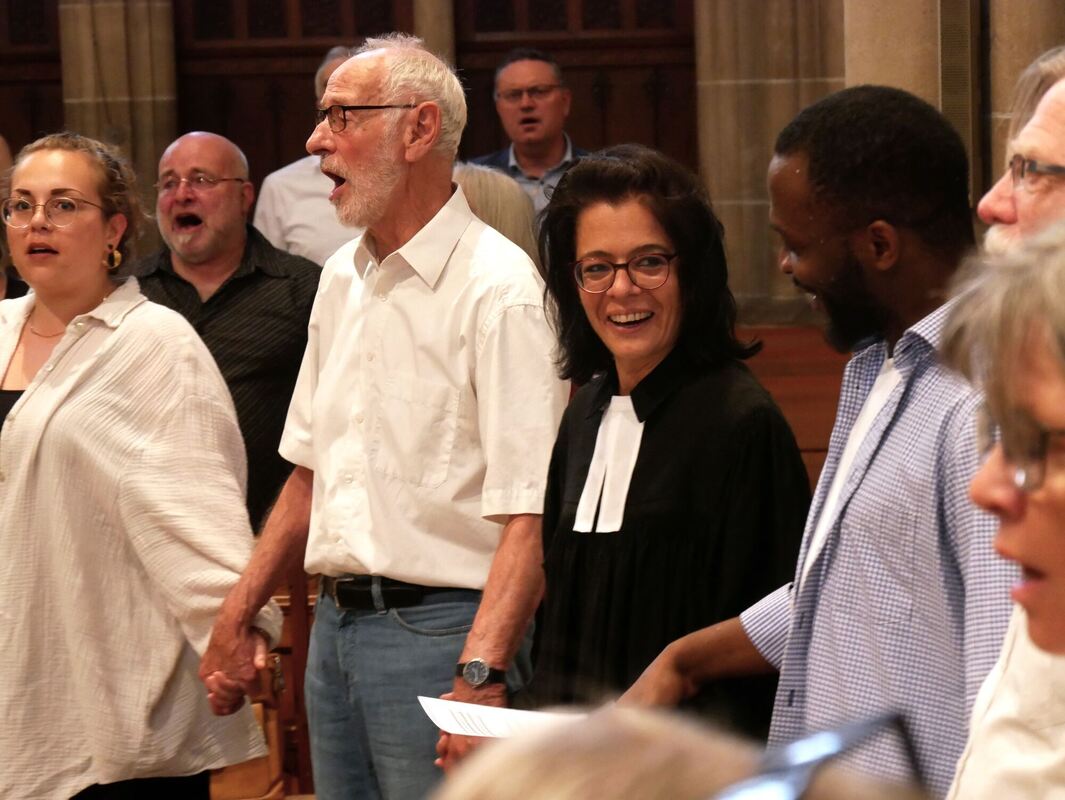 Reutlingens Asylpfarrerin geht nach Jerusalem - Reutlingen - Reutlinger ...