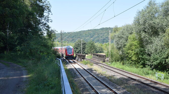Die Bahn-Brücke über die Blaulach in Kirchentellinsfurt wird erneuert ...