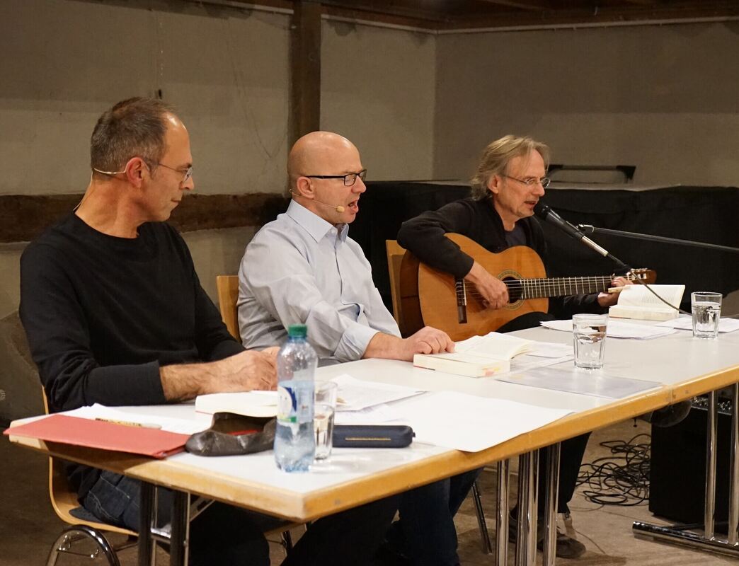 Der Tübinger Autor Rainer Imm las im Kusterdinger Klosterhof aus seinem ...