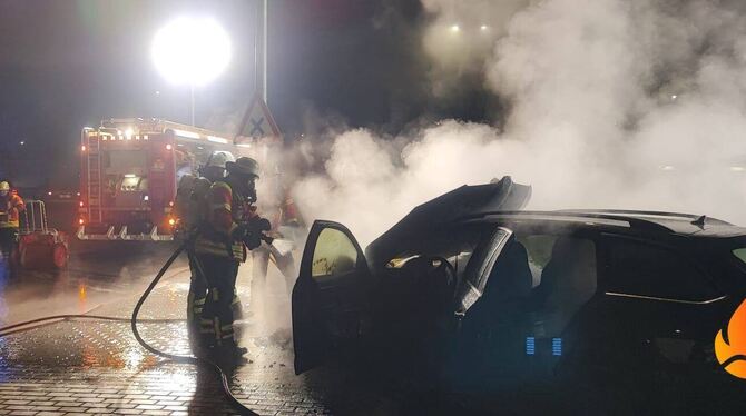 Auto brennt auf A81-Rastplatz bei Rottenburg aus - Blaulicht-News - Reutlinger General-Anzeiger ...