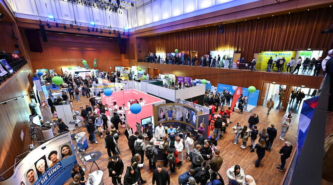 Hunderte Aussteller auf der Reutlinger Bildungmesse „Binea ...