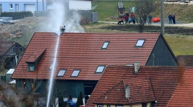 50.000 Euro Schaden bei Dachstuhlbrand in Sonnenbühl-Erpfingen - Über die Alb - Reutlinger ...