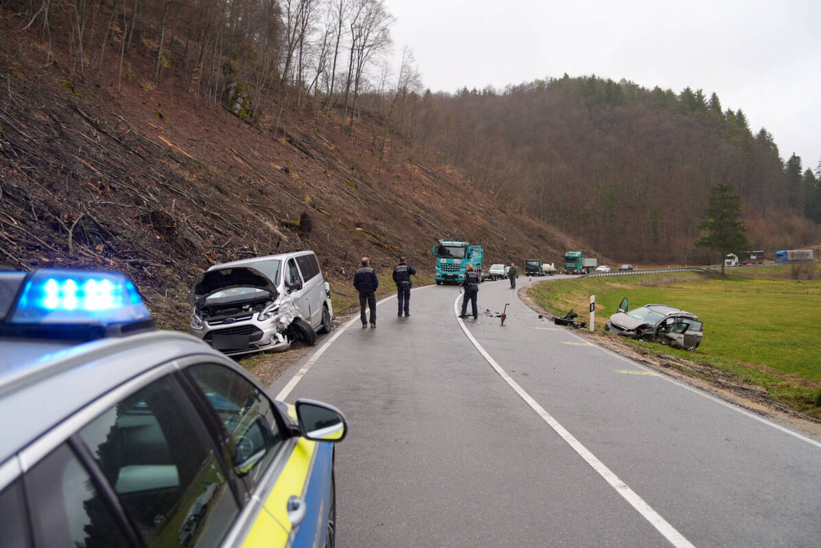 Unfall bei Bad Urach: Zwei Verletzte und 40.000 Euro Schaden - Blaulicht-News - Reutlinger ...