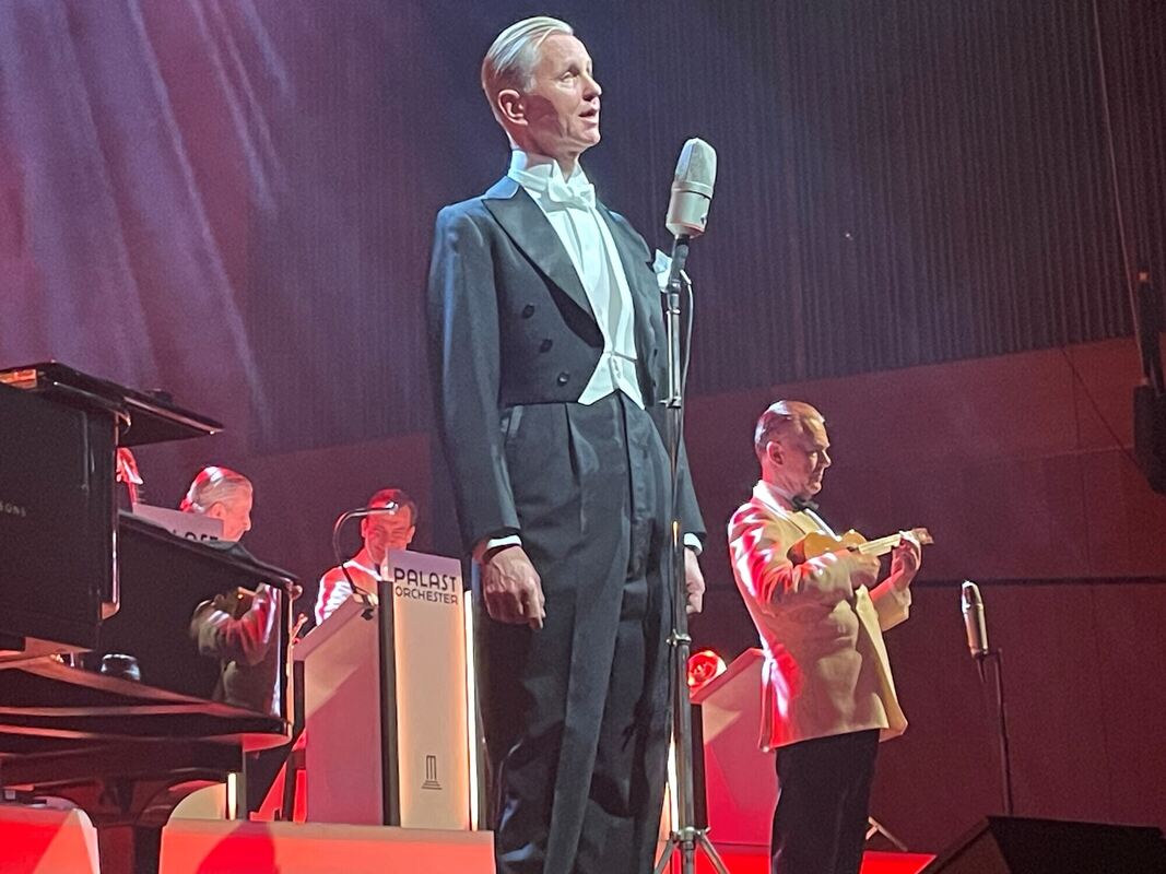 Max Raabe begeistert das Publikum in der ausverkauften Reutlinger ...