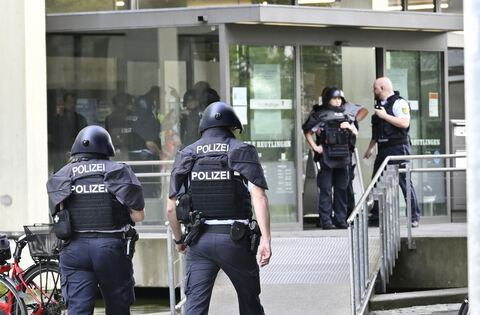 Mann mit Pistole gemeldet: Polizei-Einsatz im Reutlinger Rathaus ...