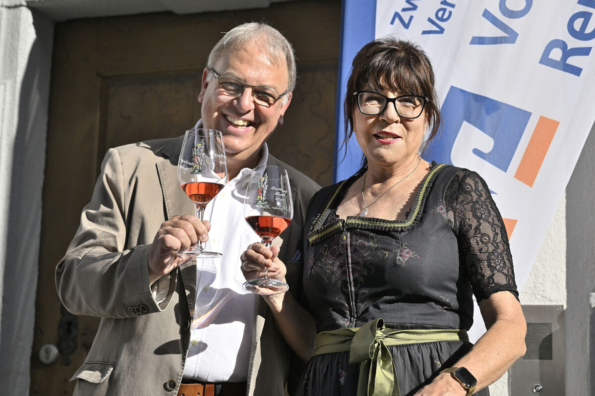 Das 37. Reutlinger Weindorf ist eröffnet - Reutlingen - Reutlinger ...