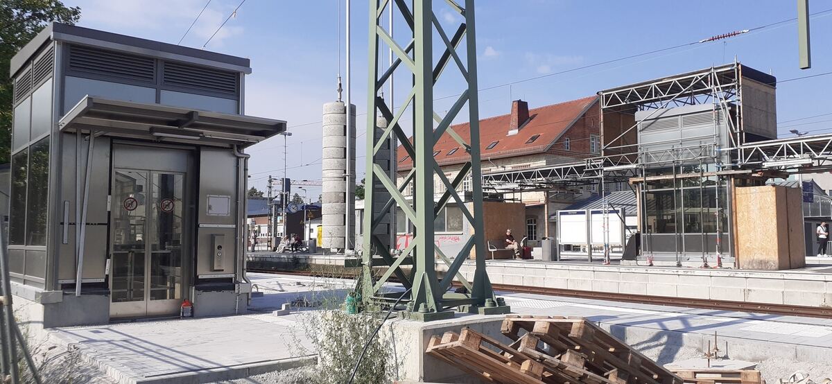 Metzinger Bahnhof-Aufzüge sollen im März 2025 in Betrieb gehen - Region ...