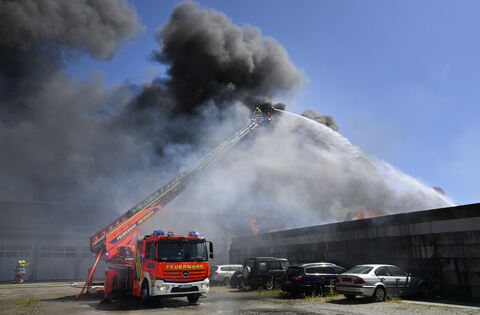 Schwerstarbeit: Feuerwehr kämpft mit Großaufgebot gegen Flammen bei ...