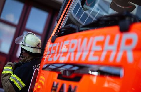 Holzunterstand gerät in Ofterdingen in Brand: Zeugen gesucht ...