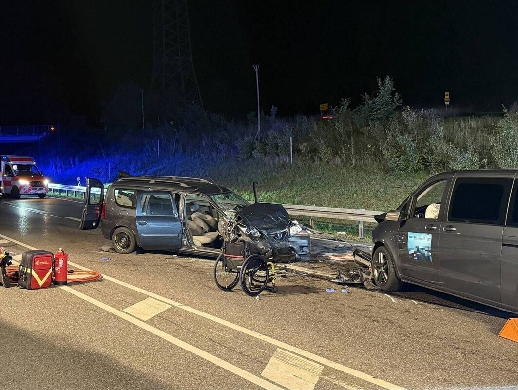 Frontalcrash zwischen Auto und Leichenwagen auf B312 bei Metzingen: Vier Schwerverletzte ...