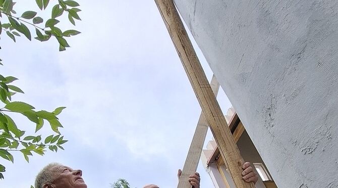 Mann baut in Undingen Schloss Lichtenstein in Garten - Über die Alb ...