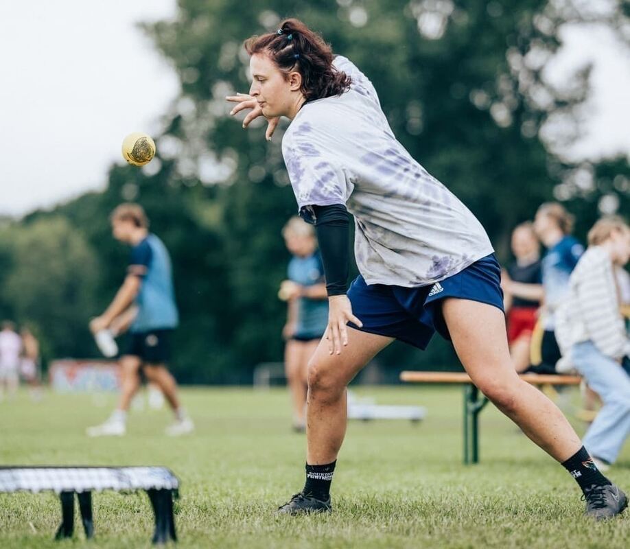 Vier Spieler, ein rundes Netz: Deutsche Roundnet-Meisterschaft startet in Tübingen - Region ...