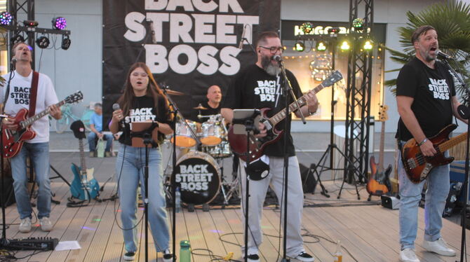 Backstreet Boss rocken mitten im Metzinger Outlet Center - Kultur ...