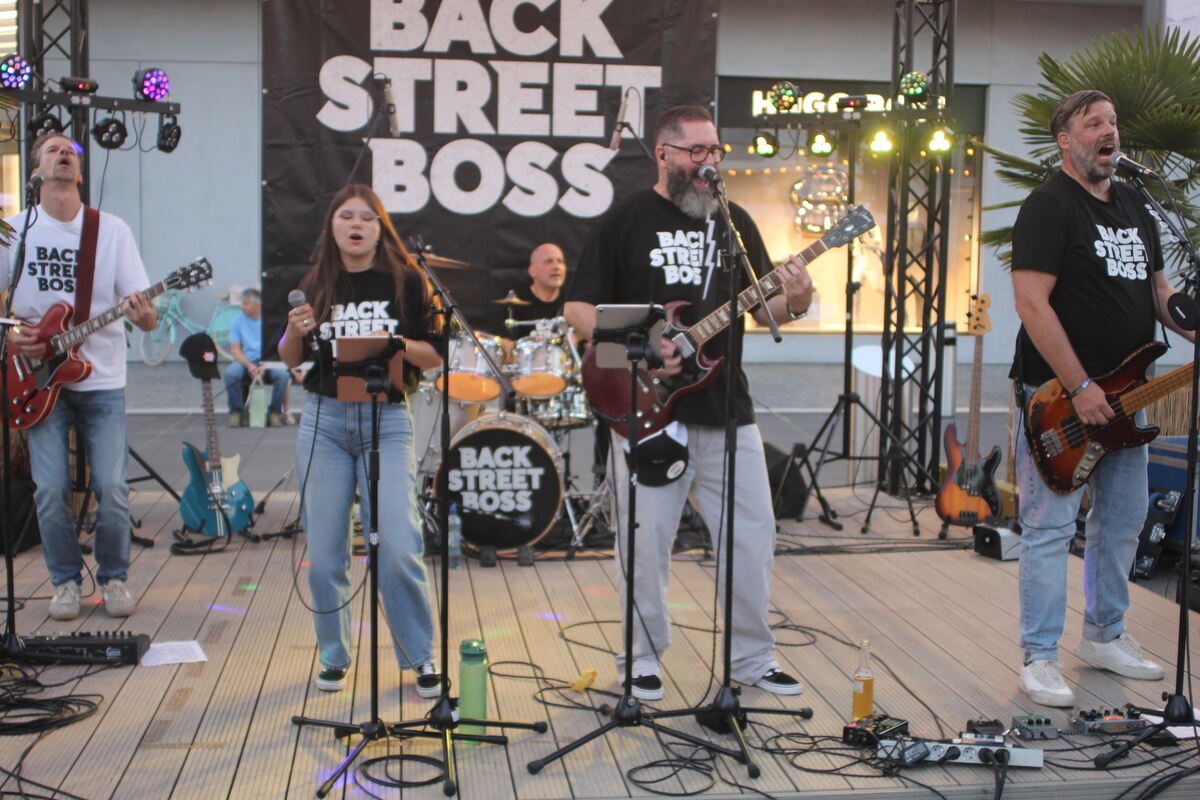 Backstreet Boss rocken mitten im Metzinger Outlet Center - Kultur ...